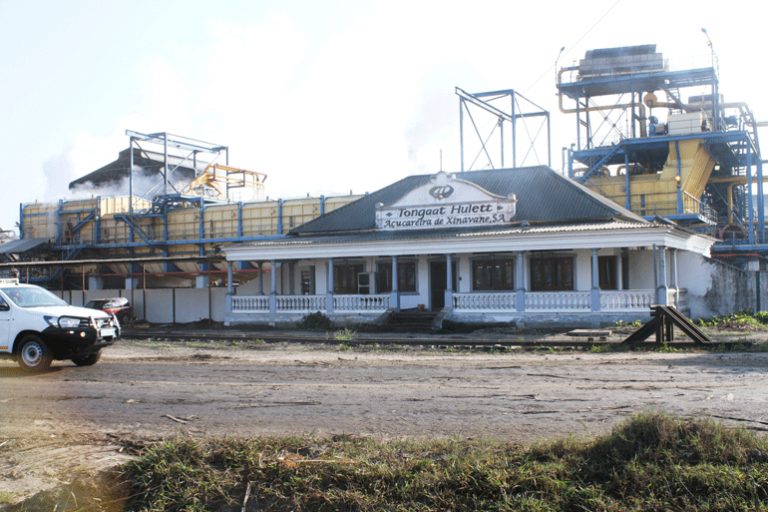 Cerca de 4 mil trabalhadores da Açucareira de Xinavane em greve - Rádio ...