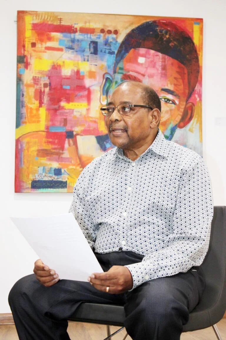 Escritor Juvenal Bucuane relança “A RAIZ E O CANTO” - Rádio Moçambique
