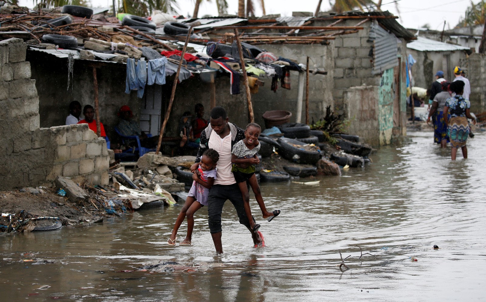 Sofala: Chuva intensa deixa residências inundadas na Beira - Rádio ...